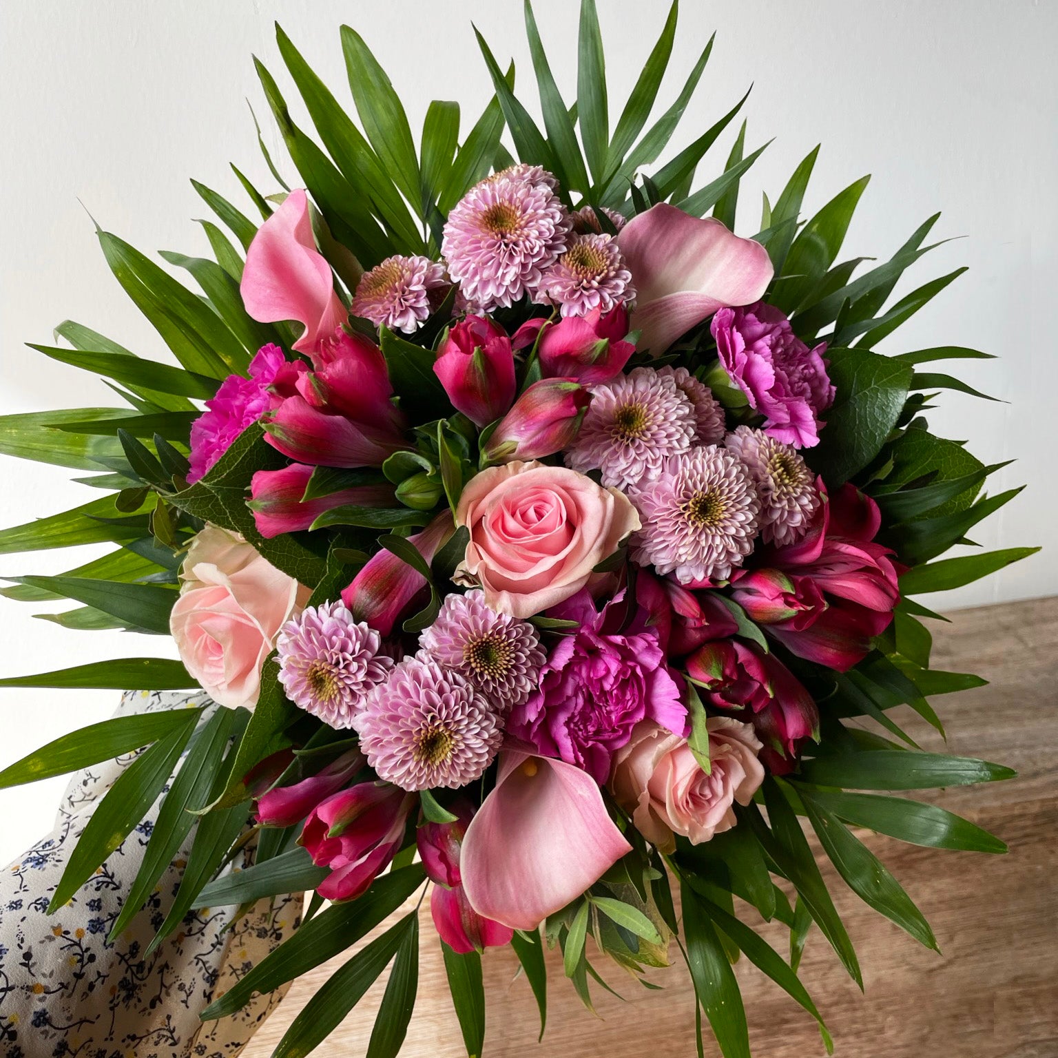 Køb en smuk blomst her. Vi leverer med en hilsen fra dig! – BringBlomster