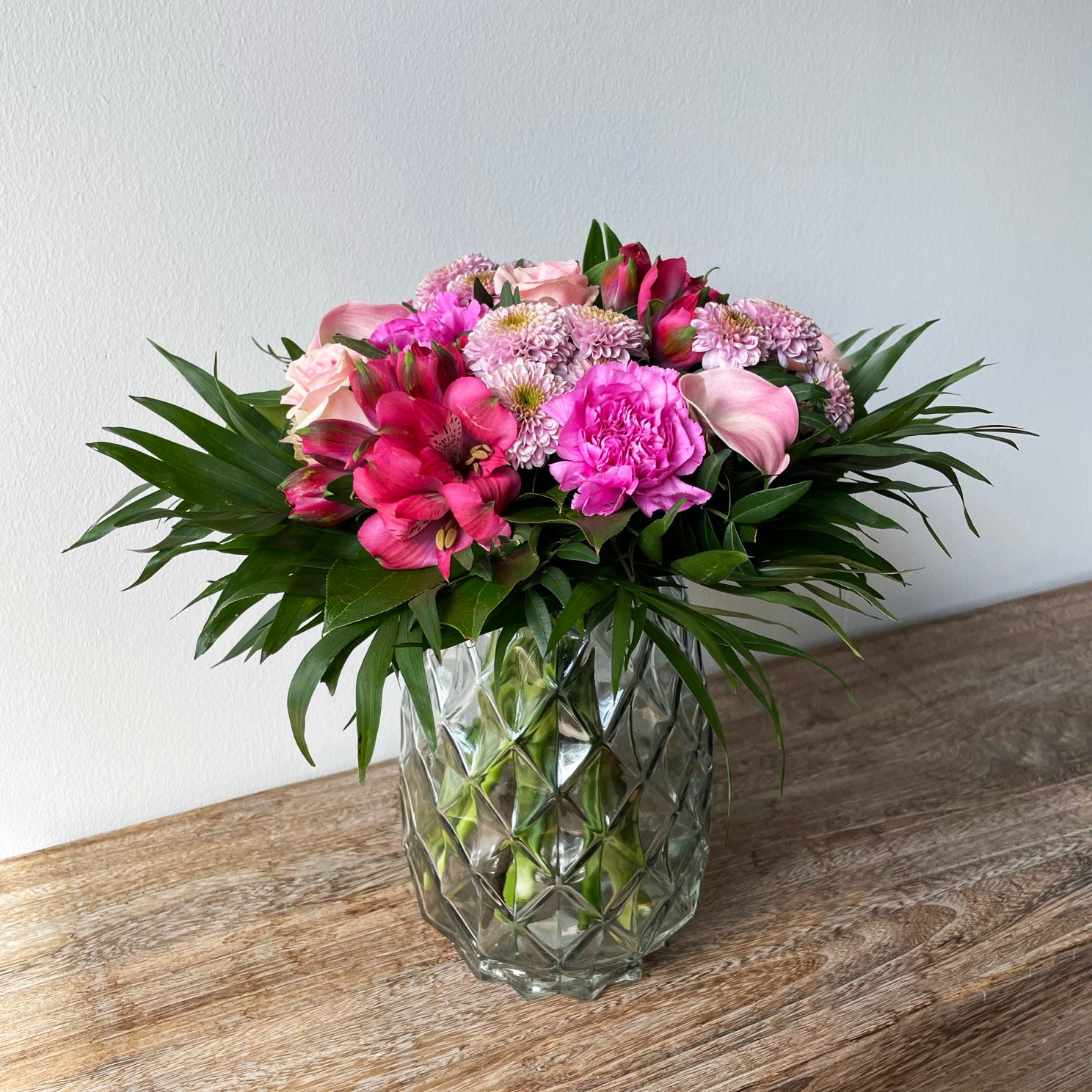 Køb en smuk blomst her. Vi leverer med en hilsen fra dig! – BringBlomster